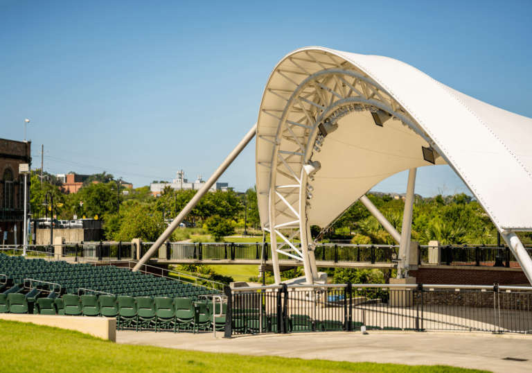 How to enjoy going to a concert alone: 20 tips for beginners - Solo ...