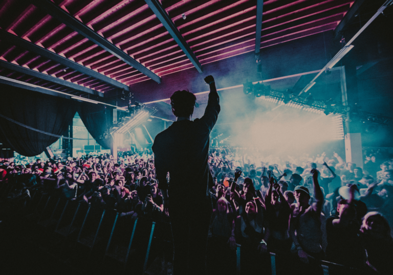 How to enjoy going to a concert alone: 20 tips for beginners - Solo ...