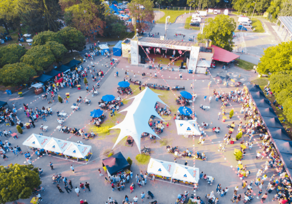 How to enjoy going to a concert alone: 20 tips for beginners - Solo ...