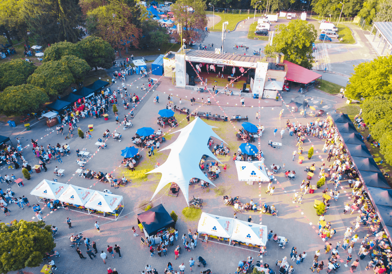 How to enjoy going to a concert alone: 20 tips for beginners - Solo ...