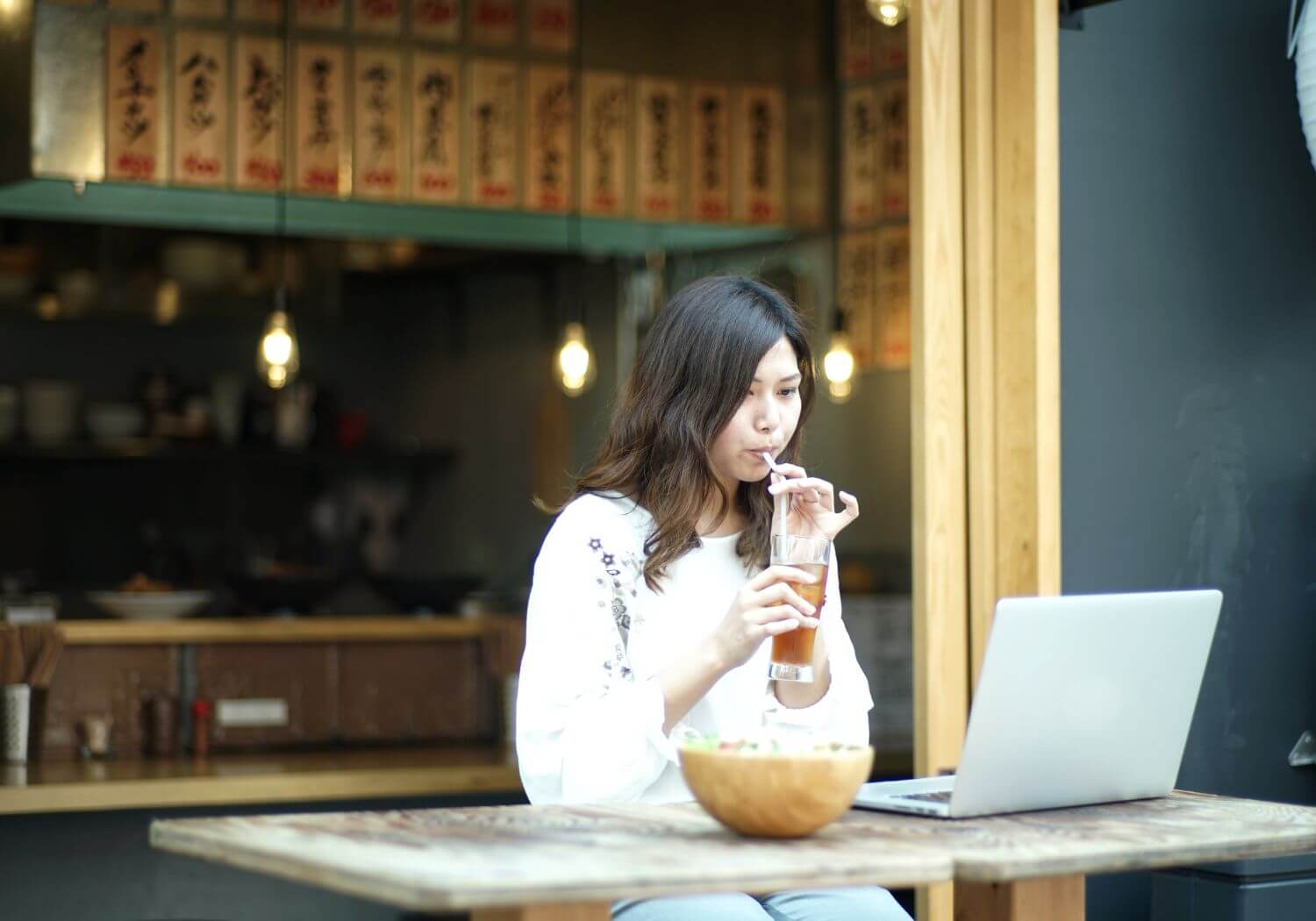 Going to a bar or pub alone: tips for beginners - Solo Female Travelers