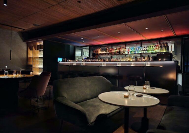 Going to a bar or pub alone: tips for beginners - Solo Female Travelers